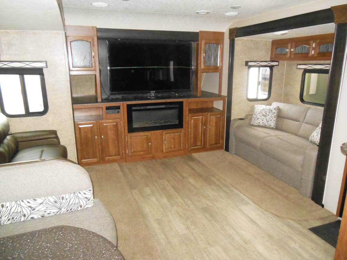 2017 Coachmen Freedom Express 321FEDS Liberty Edition | Mark's Auto & RV